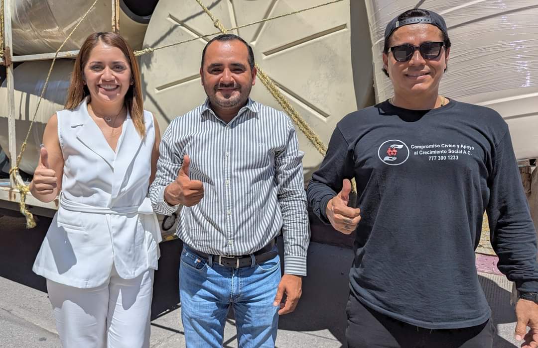 MAYA TORRES ENTREGA TINACOS EN ZACATEPEC